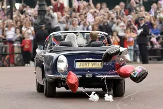 Prins William og Kate Middleton i Prince Charles' vintage Aston Martin DB6 Volante 2011