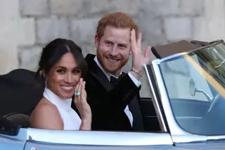 Efter deres bryllupsmorgenmad på Windsor Castle transporterede prins Harry den nye kone Meghan til deres aftenreception på...