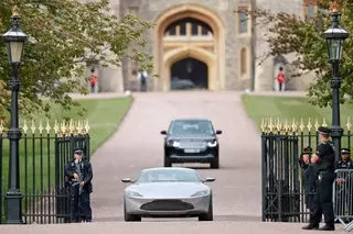 Efter prinsesse Eugenie og Jack Brooksbanks bryllupsreception på Windsor Castle kørte Jack sin nye kone til blacktie...