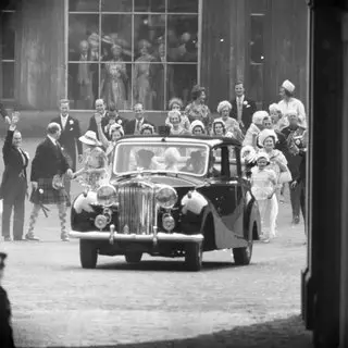 Prinsesse Margaret og Antony ArmstrongJones forlod Buckingham Palace i en Rolls Royce den aften klar til at gå ombord på...