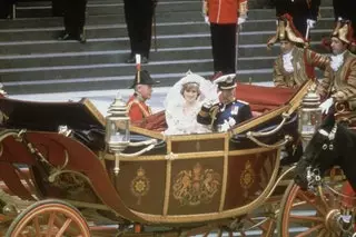 Efter deres bryllup kørte de nygifte prinsesse Diana og prins Charles i 1902 State Landau-vognen til...