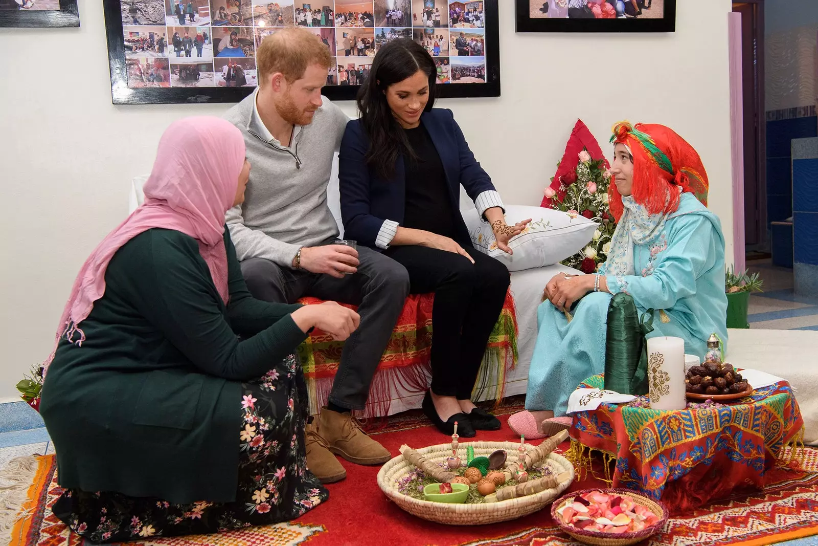 Sussex hersoginyası Asnidəki pansiona səfəri zamanı xına mərasimi zamanı