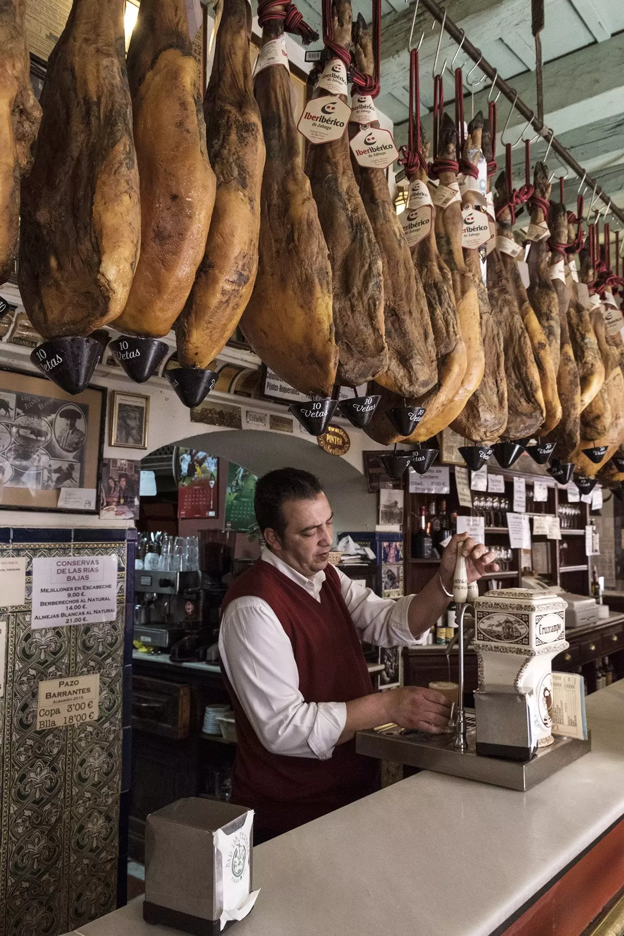 Un bar no casco histórico de Sevilla