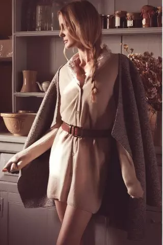 Wool coat 350 Ni Jaeger. Cashmere cardigan 415 ni Maxmara. Leather belt 205 ni Purdey. Kwintas ni Alex Monroe bilang...