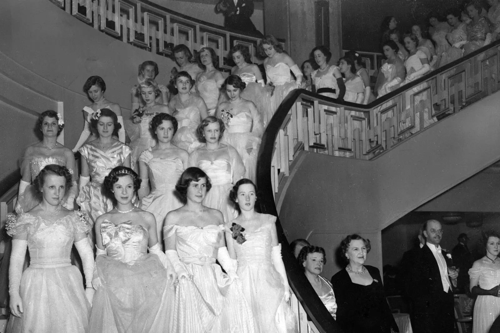 Ang mga debutante sa Queen Charlotte's Ball sa Grosvenor House ay bumaba sa ballroom noong 1950