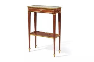 Une table de café royale Louis XVI en bois satiné monté en bronze doré par Martin Carlin vers 1780 1875 Estimation 80000 120000