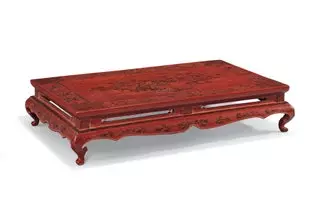 Un tabouret de pied en laque rouge peint XVIIIe XIXe siècle Estimation 3000 4000