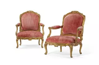 Una coppia di fauteuils in legno dorato Luigi XV di JeanBaptiste I Tilliard circa 1745 Stima 80000 12000