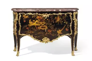 Comò Luigi XV Ormolu montato in lacca cinese e vernis martin attribuita a Jean Desforges con impresso il C...