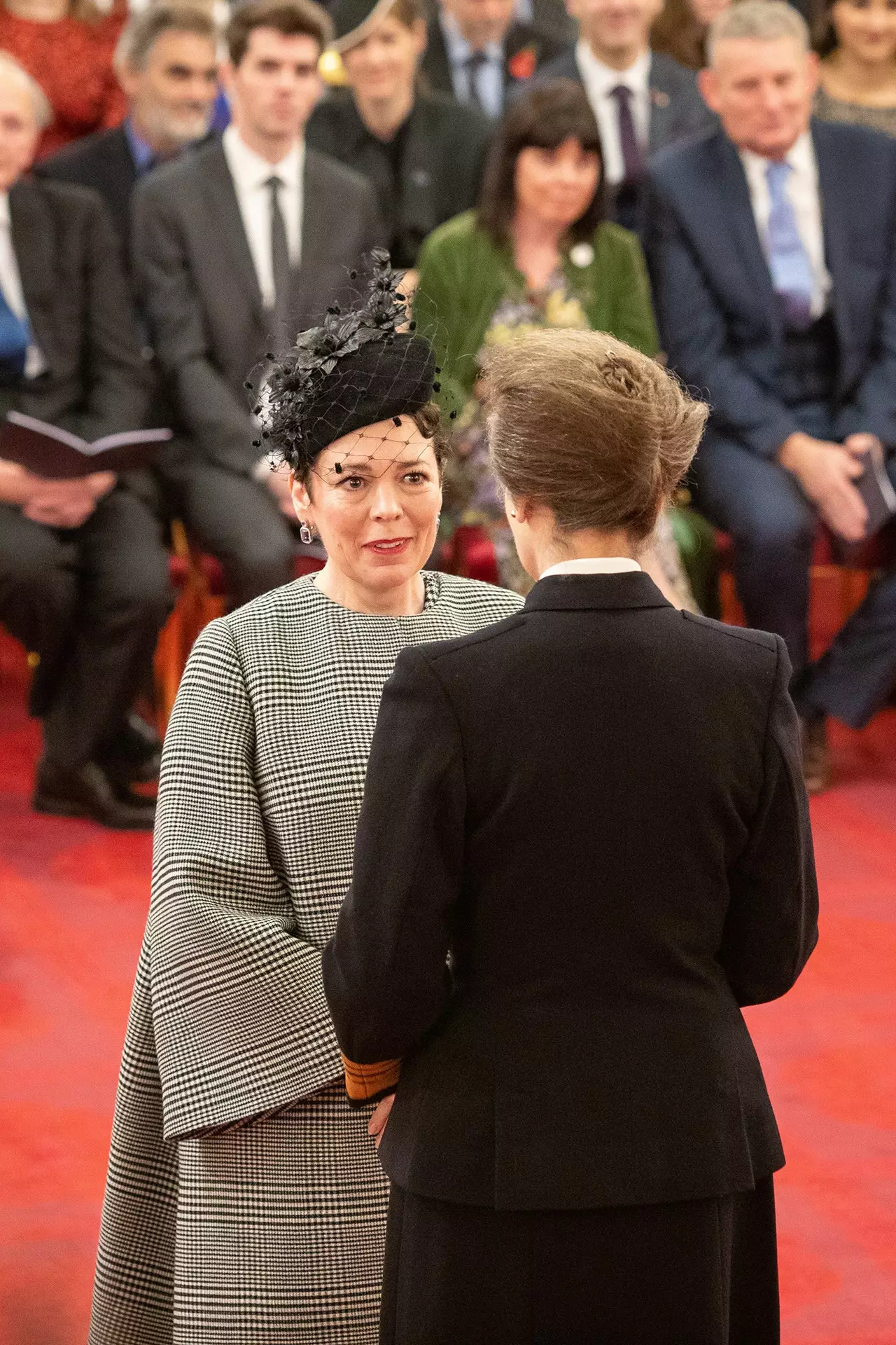 Gikolekta ni Olivia Colman ang CBE gikan sa Princess Royal sa Buckingham Palace