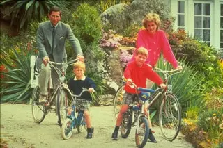 Il principe di Galles, il principe Harry, il principe William e la principessa Diana del Galles nelle Isole Scilly 1989