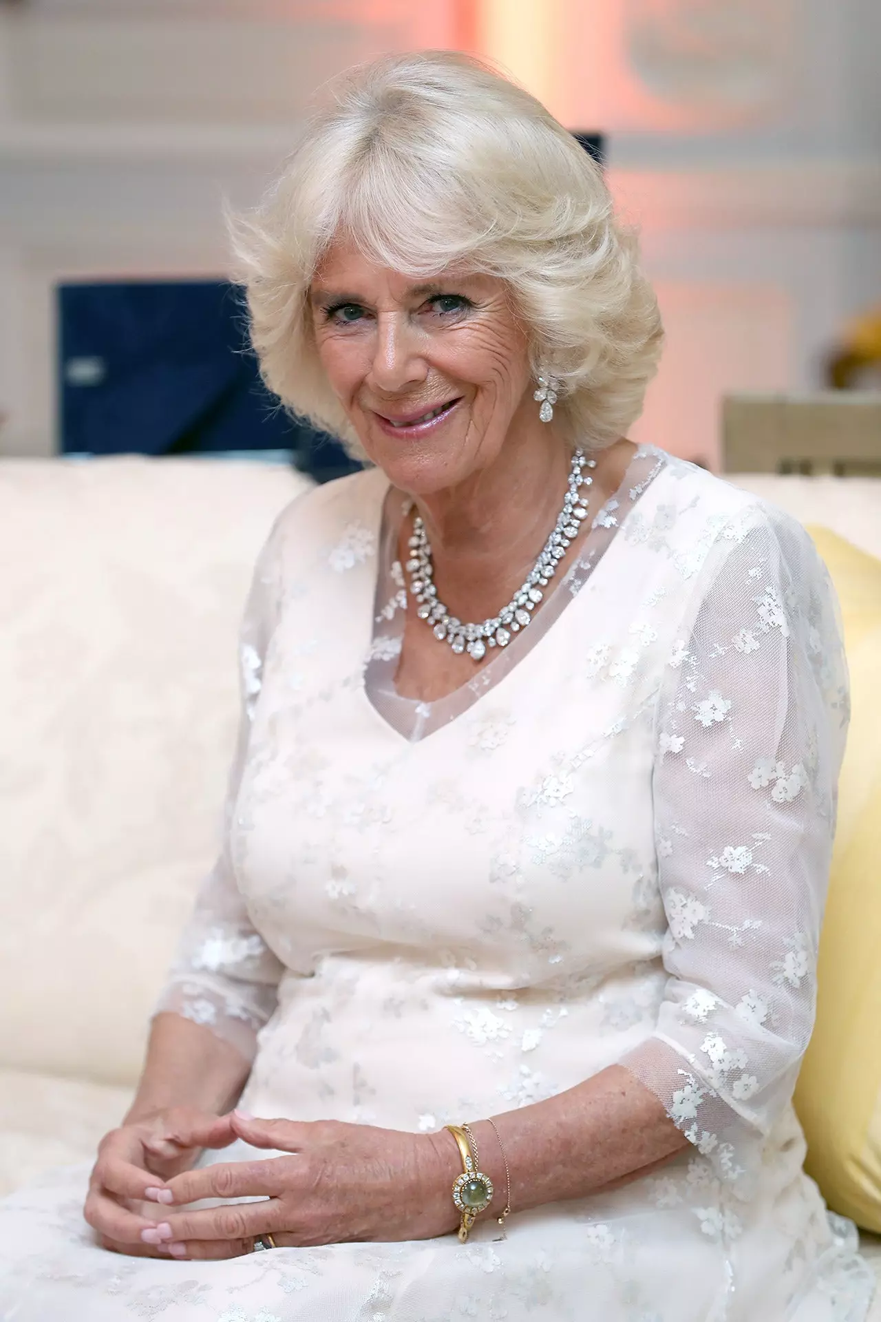 Gihisgutan sa Duchess of Cornwall ang CBD nga lana sa pagbisita sa merkado sa mga mag-uuma