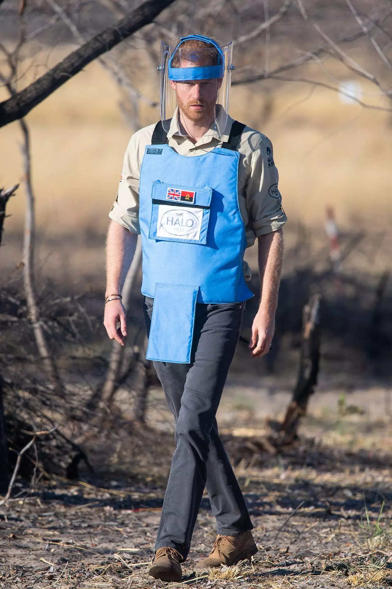 Prins Harry herskep prinses Diana se beroemde wandeling deur Angolese mynvelde