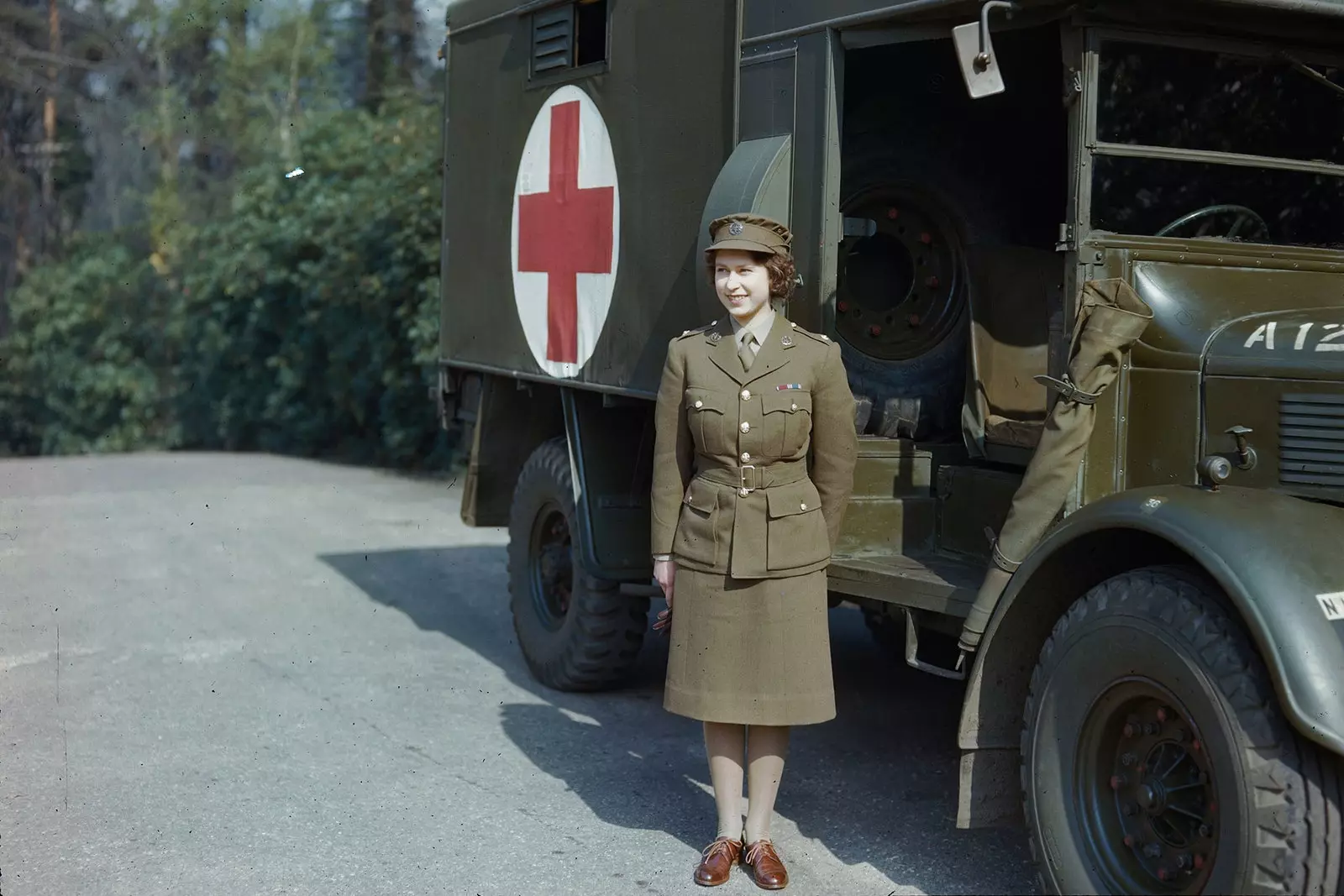 La princesse Elizabeth dans son uniforme du service territorial auxiliaire devant une ambulance de l'armée pendant la Seconde Guerre mondiale