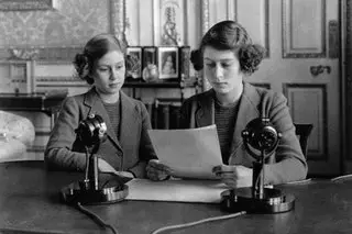 Les princesses Elizabeth et Margaret faisant une émission aux enfants de l'Empire pendant la Seconde Guerre mondiale 1940