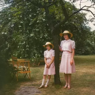 La princesse Elizabeth et la princesse Margaret debout près d'un arbre dans le parc du château de Windsor 1941