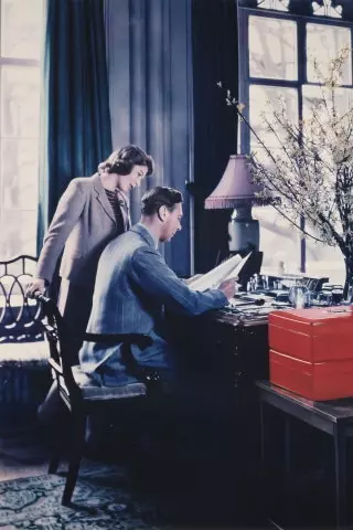 La princesse Elizabeth avec son père le roi George VI dans une étude au château de Windsor 1942