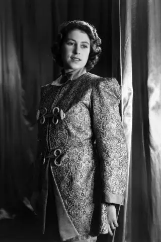 La princesse Elizabeth dans son costume de pantomime comme Aladdin au château de Windsor 1943