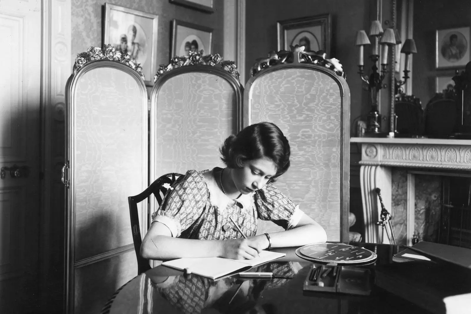 La princesse Elizabeth travaille sur ses études à un bureau du château de Windsor 1940