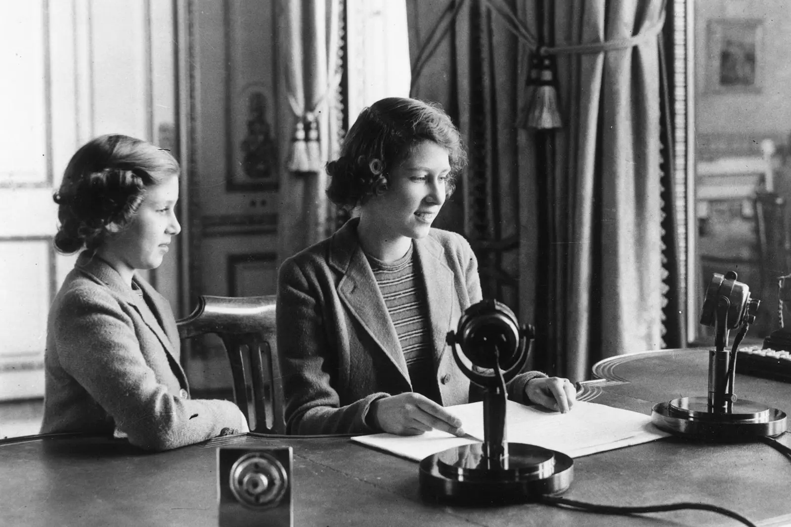 La princesse Elizabeth fait sa première émission accompagnée de sa sœur cadette la princesse Margaret 1940