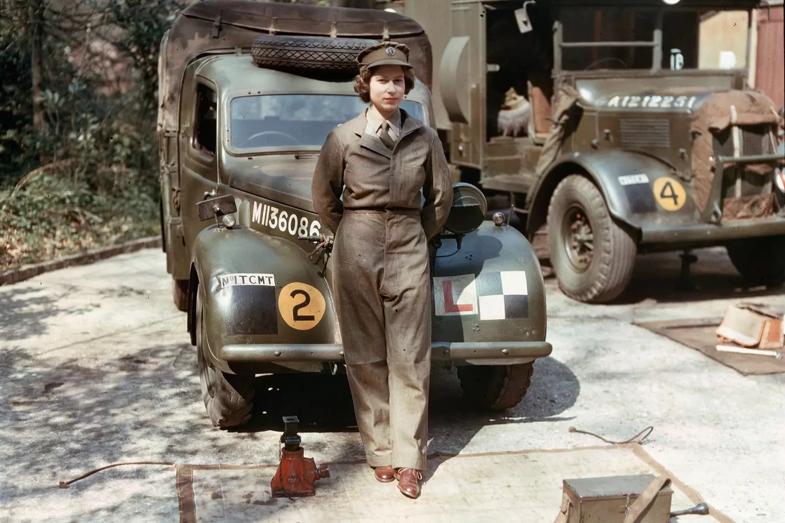 La princesse Elizabeth dans son uniforme du service territorial auxiliaire devant une ambulance de l'armée pendant la Seconde Guerre mondiale