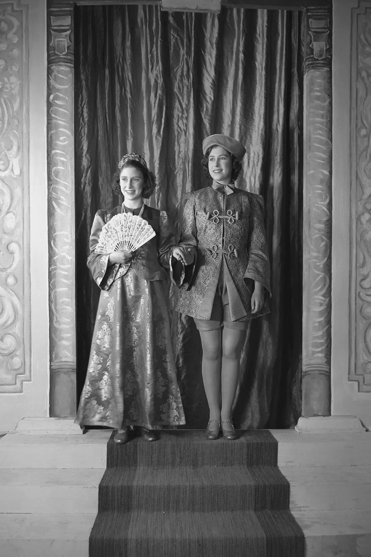 La princesse Margaret et la princesse Elizabeth en costume photographiées lors d'une production de pantomime royale de "Aladdin" à...