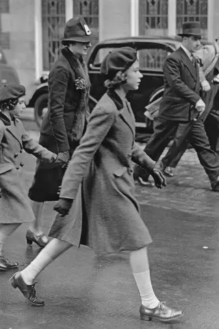 La gouvernante royale Marion Crawford accompagne les princesses Elizabeth et Margaret au siège du YWCA après le...