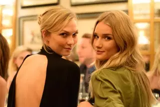 Karlie Kloss eta Rosie HuntingtonWhiteley