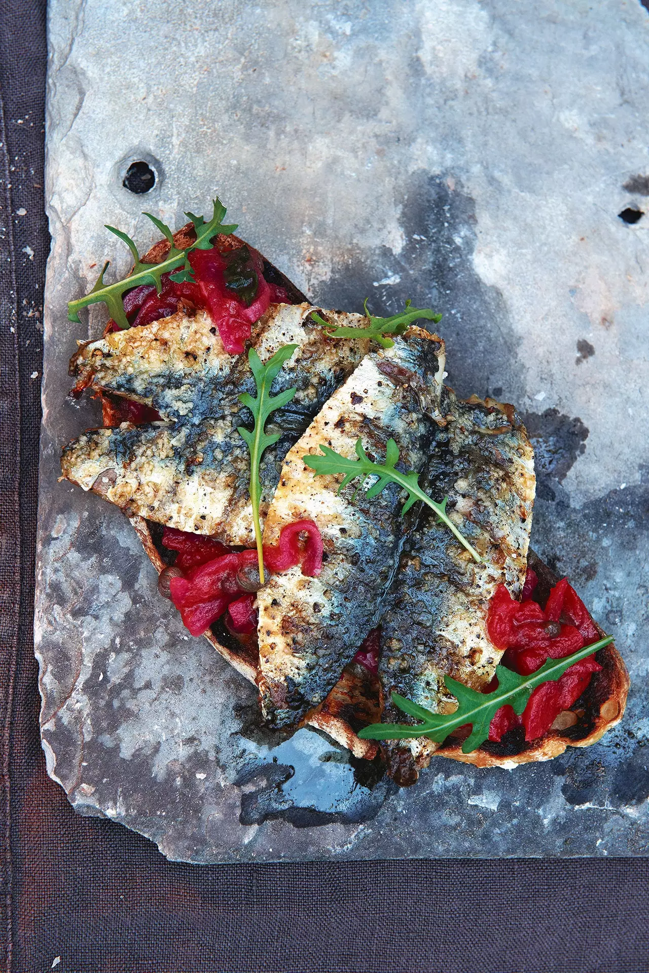 Sardines i luga ole Toast ma Tomato Basil ma Caper Relish