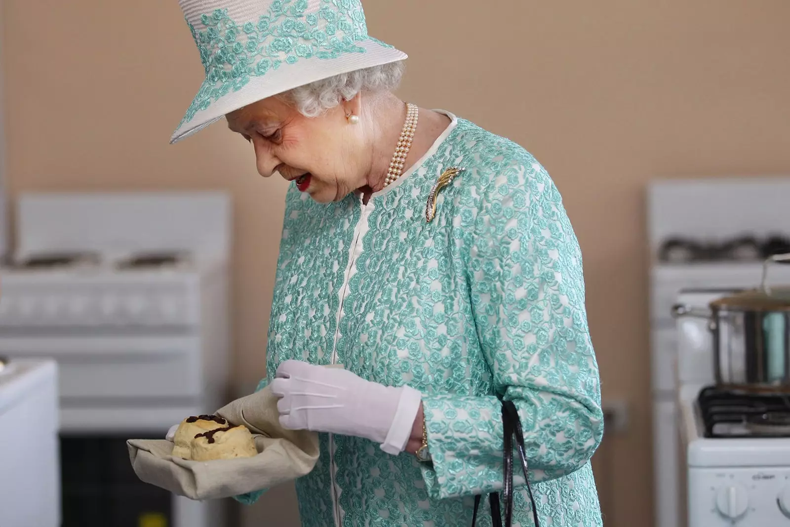 Gipaambit sa mga Royal Chef ang Recipe sa Fruit Scone sa Queen