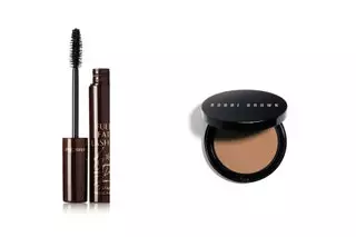 Qerpikët Charlotte Tilbury Full Fat në ngjyrë të zezë me shkëlqim dhe pluhur bronzi Bobbi Brown