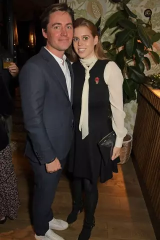 Edoardo Mapelli Mozzi và Công chúa Beatrice tham dự buổi ra mắt sách của Gabriela Peacocks tại Pavilion Knightsbridge vào tháng 11