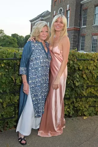 Jo Miller và Sienna Miller tại bữa tiệc mùa hè của Nhóm Nhà hát Đại sứ tại Cung điện Kensington Septembernbsp