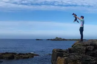 Cable Mills e le o Simba ae e taalo mo lona tama i Cornwall