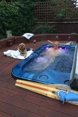 Pa gen anyen ki bay Sydney Beagley pi gwo plezi nan lavi pase nan sèvis sovtaj jacuzzi nan Kent.