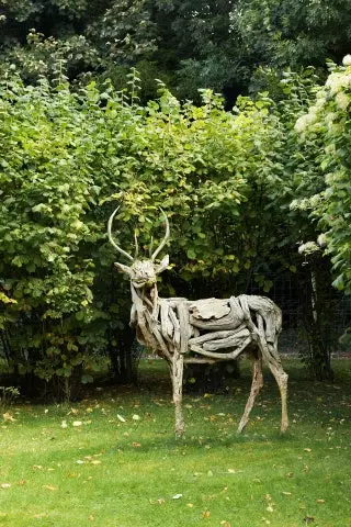 باغ ۾ Heather Jansch پاران مجسمو Stag do.