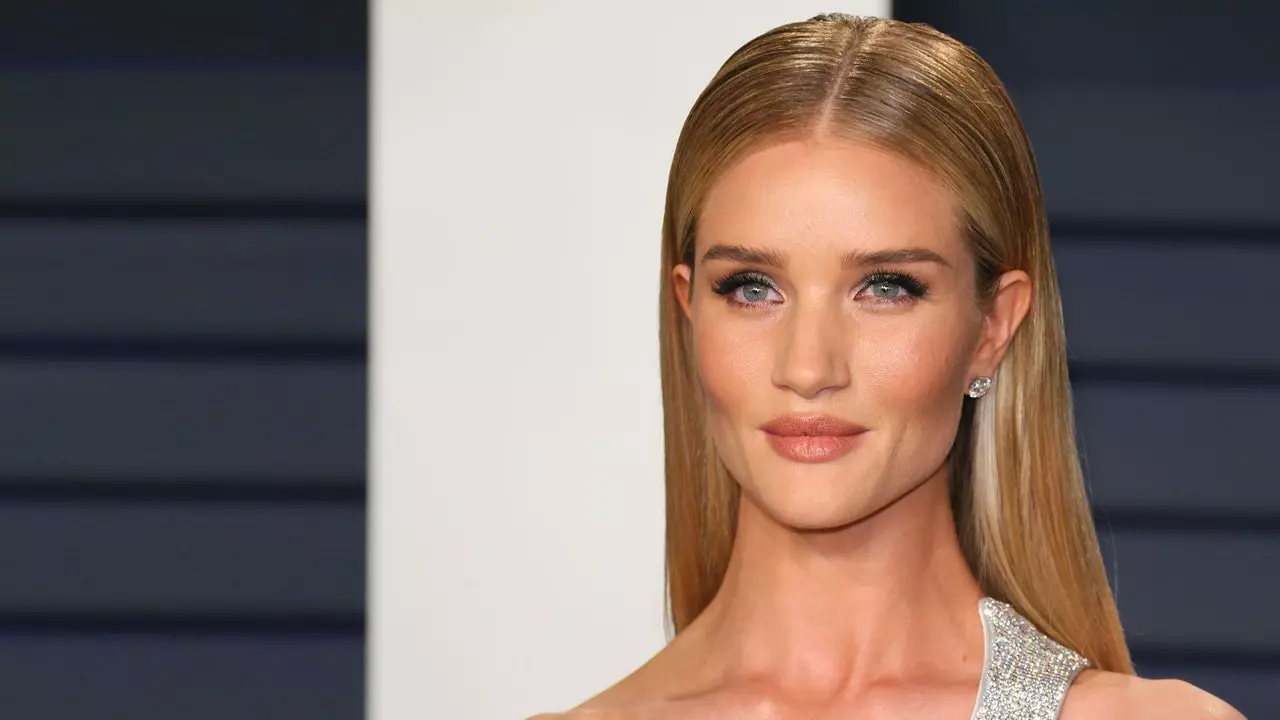 Rosie Huntington-Whiteley ในการเดินทางเบื้องหลังแบรนด์ความงามที่เป็นนวัตกรรมใหม่ของเธอ