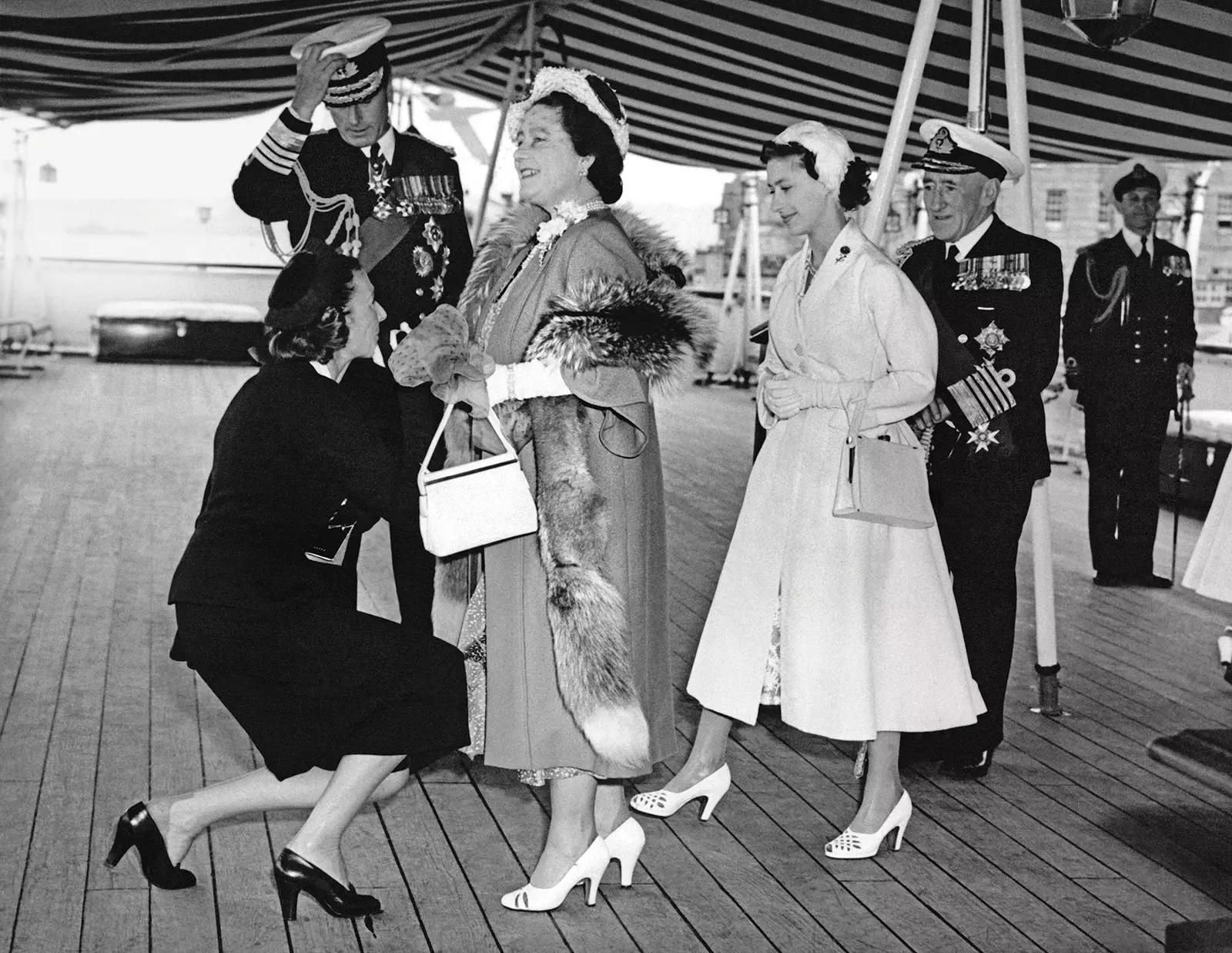 Jarl og greifynja Mountbatten af Búrma með drottningarmóðurinni og Margréti prinsessu á HMS Surprise árið 1953