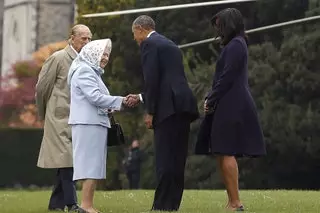 Książę Edynburga i królowa witają prezydenta Baracka Obamę i Michelle Obamę po ich przybyciu na prywatny lunch...