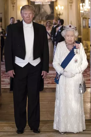 Purezidenti Donald Trump ndi Mfumukazi akuwonekera patsogolo pa Phwando la Boma ku Buckingham Palace June 2019