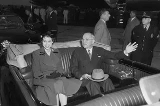 An Bhanríon agus an tUachtarán Harry Truman tar éis an tsearmanais fáiltithe ag Aerfort Náisiúnta Washington Deireadh Fómhair 1951