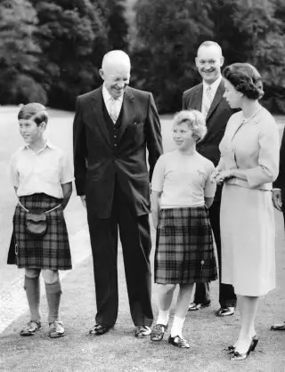 Prince Charles Purezidenti Dwight Eisenhower Princess Anne Major John Eisenhower ndi The Queen ku Balmoral Castle August 1959