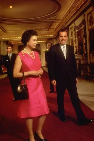 Ratu lan Presiden Richard Nixon diikuti Pangeran Wales lan Adipati Edinburgh ing Istana Buckingham ...