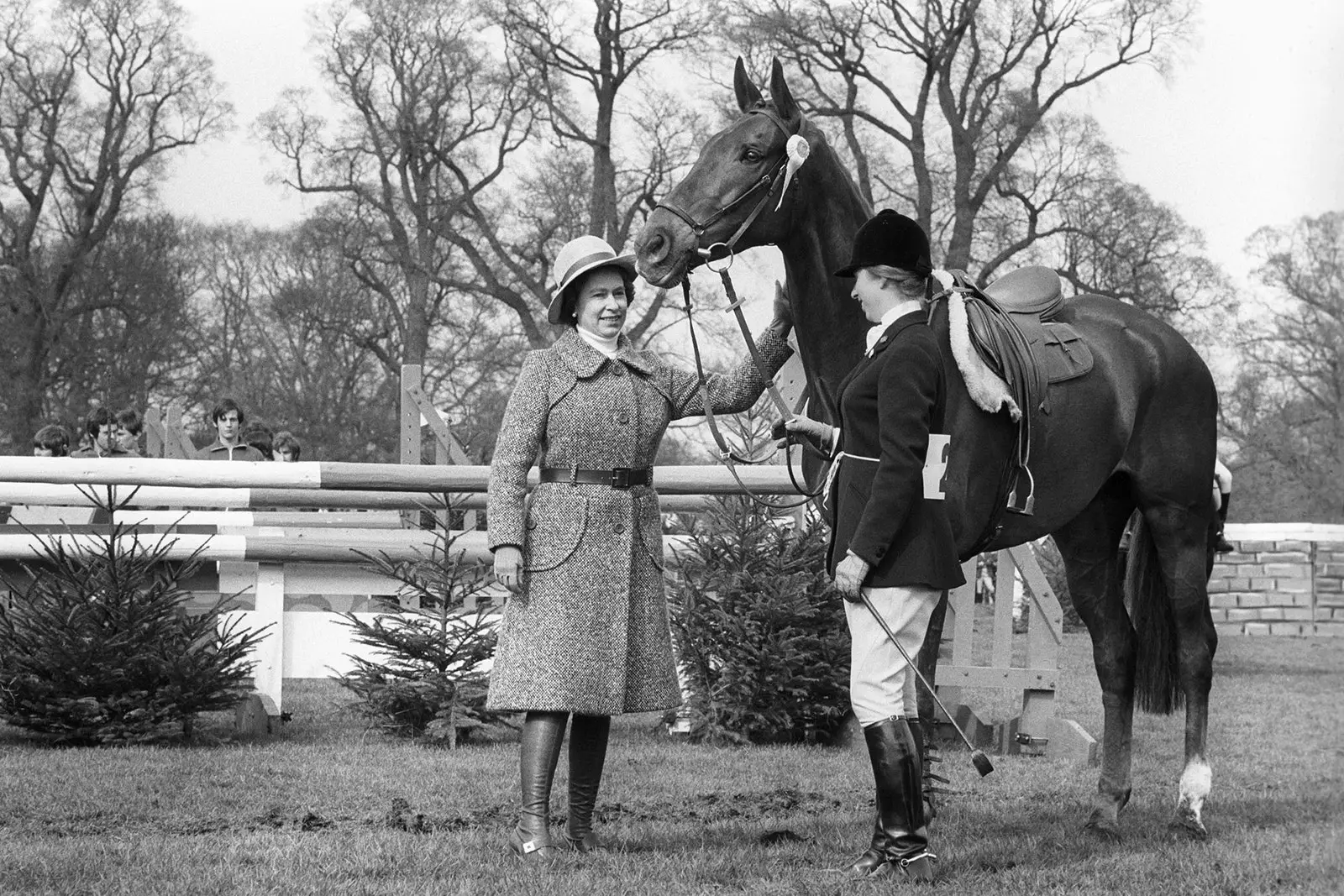 De koningin feliciteert Doublet en prinses Anne nadat ze de vijfde plaats hadden behaald in de Badminton Horse Trials 1971