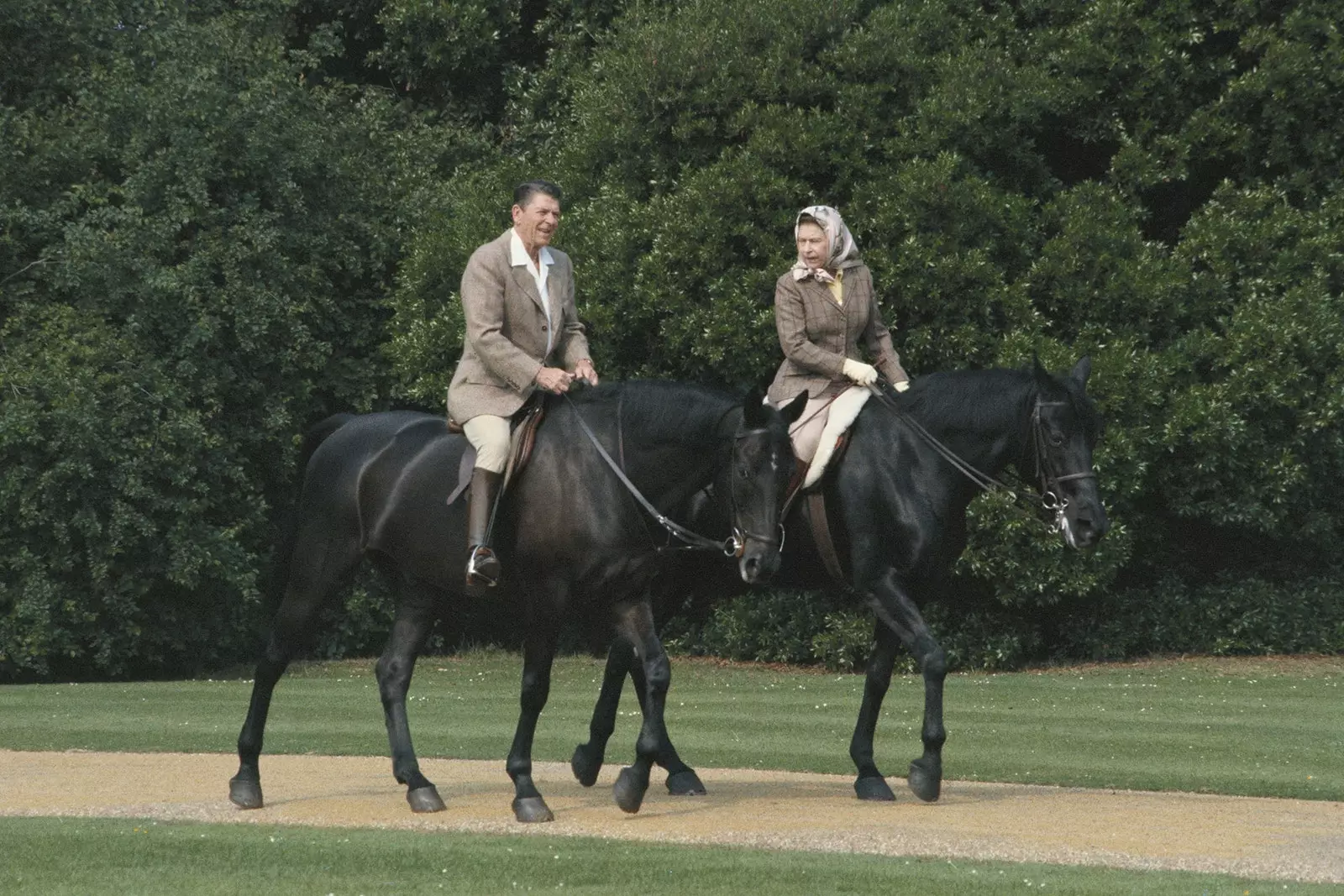 De koningin rijdt met president Ronald Reagan uit tijdens zijn staatsbezoek in 1982 Hare Majesteit is op Birmese en hij is op...