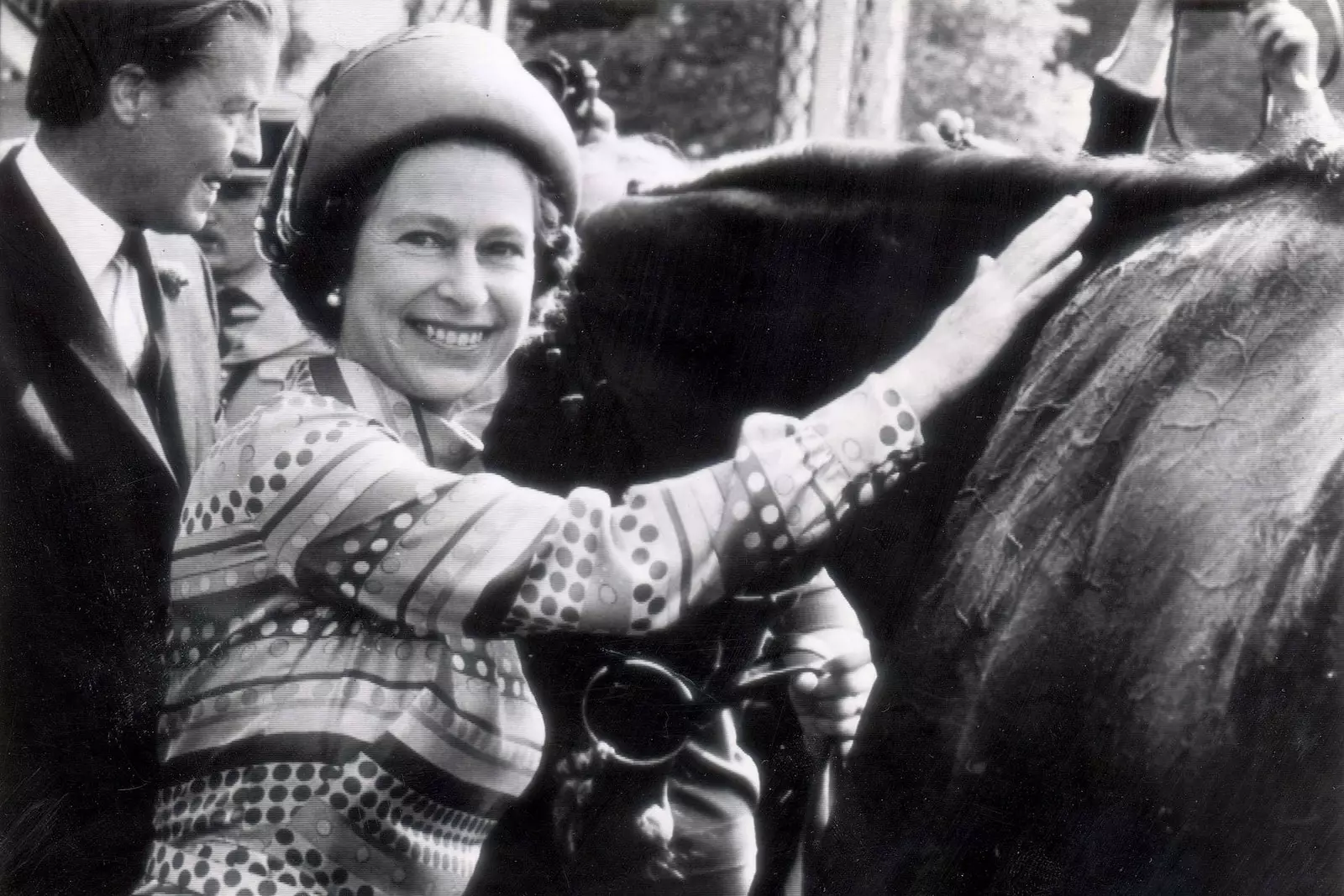 The Queen met haar paard Highclere nadat het de Prix De Diane won op Chantilly Paris 1974