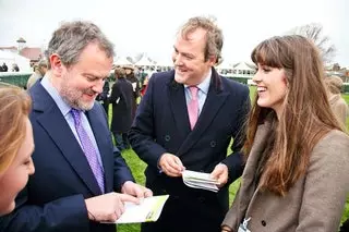 Hugh Bonneville Harry Herbert iyo Chloe Herbert