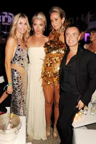 Melissa Odabash Tamara Beck gyda'r Fonesig Victoria Hervey a Julien Macdonald