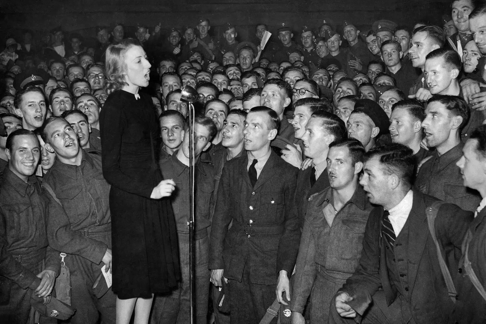 A queridinha dos Serviços, Vera Lynn, mostrada aqui entretendo-os em um show. setembro de 1940