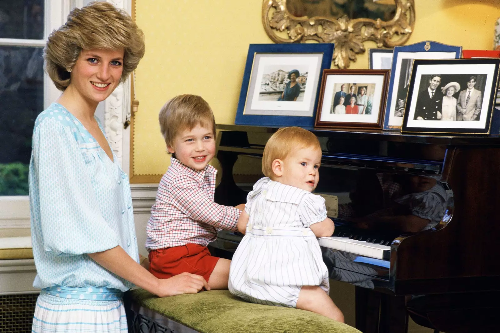 Diana Umuganwakazi wa Wales hamwe n'ibikomangoma William na Harry Kensington Palace 1985